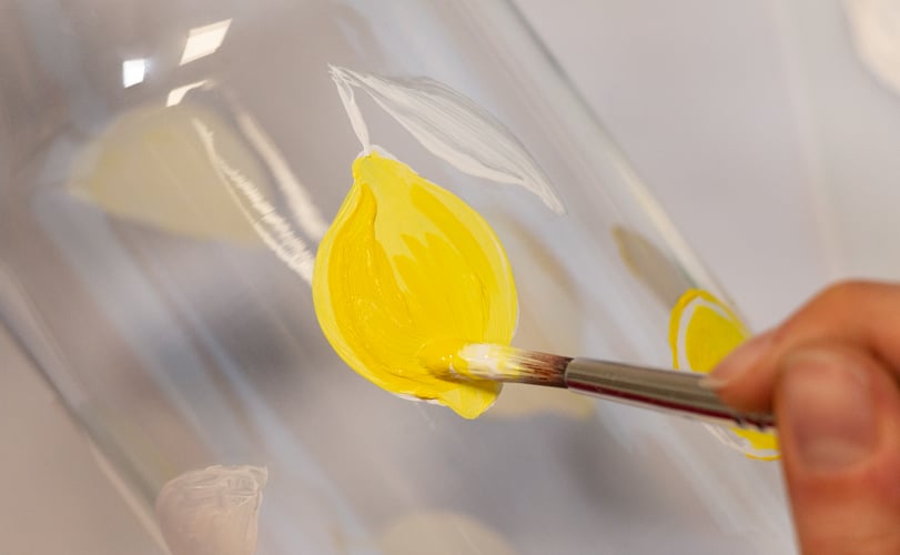 Guide : comment peindre sur du verre ? | Caran d'Ache